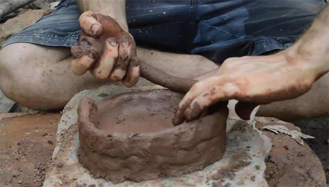 Primitive Technology: Making Termite Mound Clay & Pottery | RECOIL OFFGRID